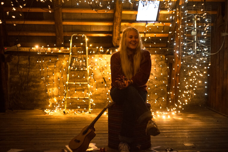 Nikoline Steen Kristensen Rigtig Jul foto: Sony Music - AEM - BOOKING ...